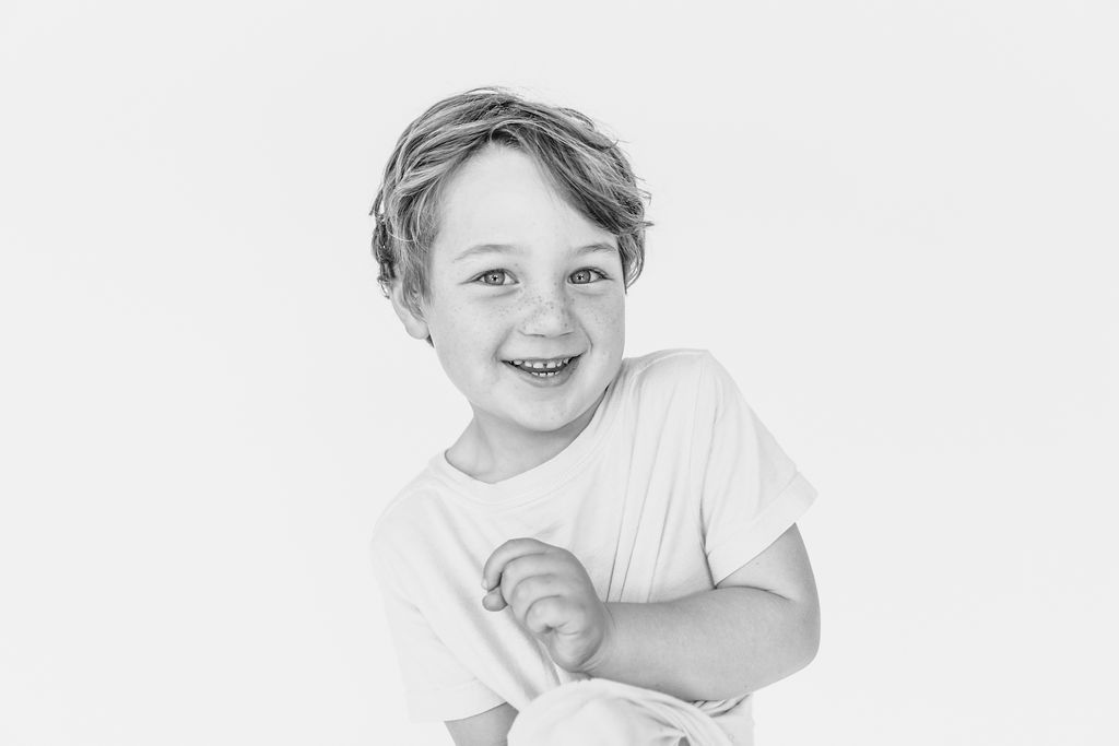 Simplistic Portrait Sessions | Using an All-White Backdrop with ...
